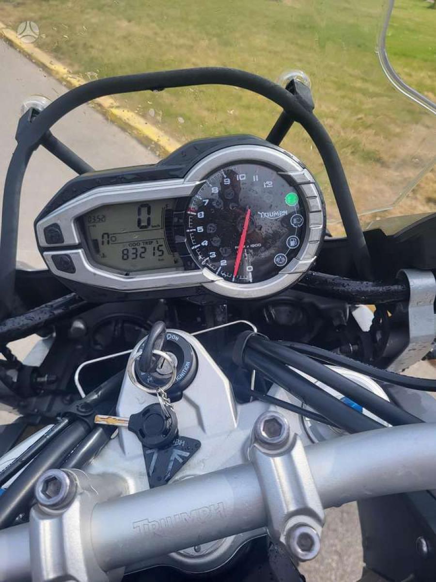 Grey Triumph Tiger 2012 in Telschi, with an engine capacity of 1.22 L and mileage of 83 thousand km for 5400 €, photo 7 on AUTOMOTO.COM.LV