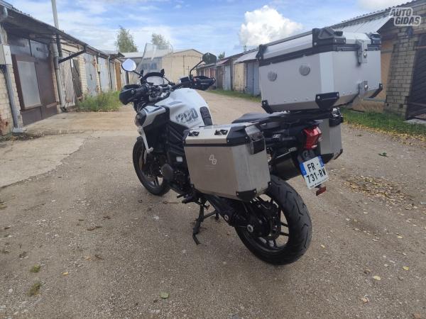 White Triumph Tiger 2020 in Silale, with an engine capacity of 1.22 L and mileage of 64 thousand km for 7000 €, photo 6 on AUTOMOTO.COM.LV