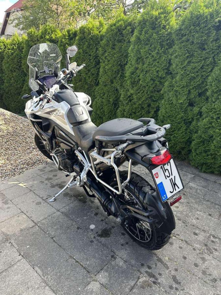 White Triumph Tiger 2023 in Mazeikiai, with an engine capacity of 1.16 L and mileage of 27 thousand km for 11495 €, photo 3 on AUTOMOTO.COM.LV
