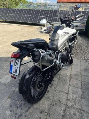 White Triumph Tiger 2023 in Mazeikiai, with an engine capacity of 1.16 L and mileage of 27 thousand km for 11495 €, photo 4 on AUTOMOTO.COM.LV