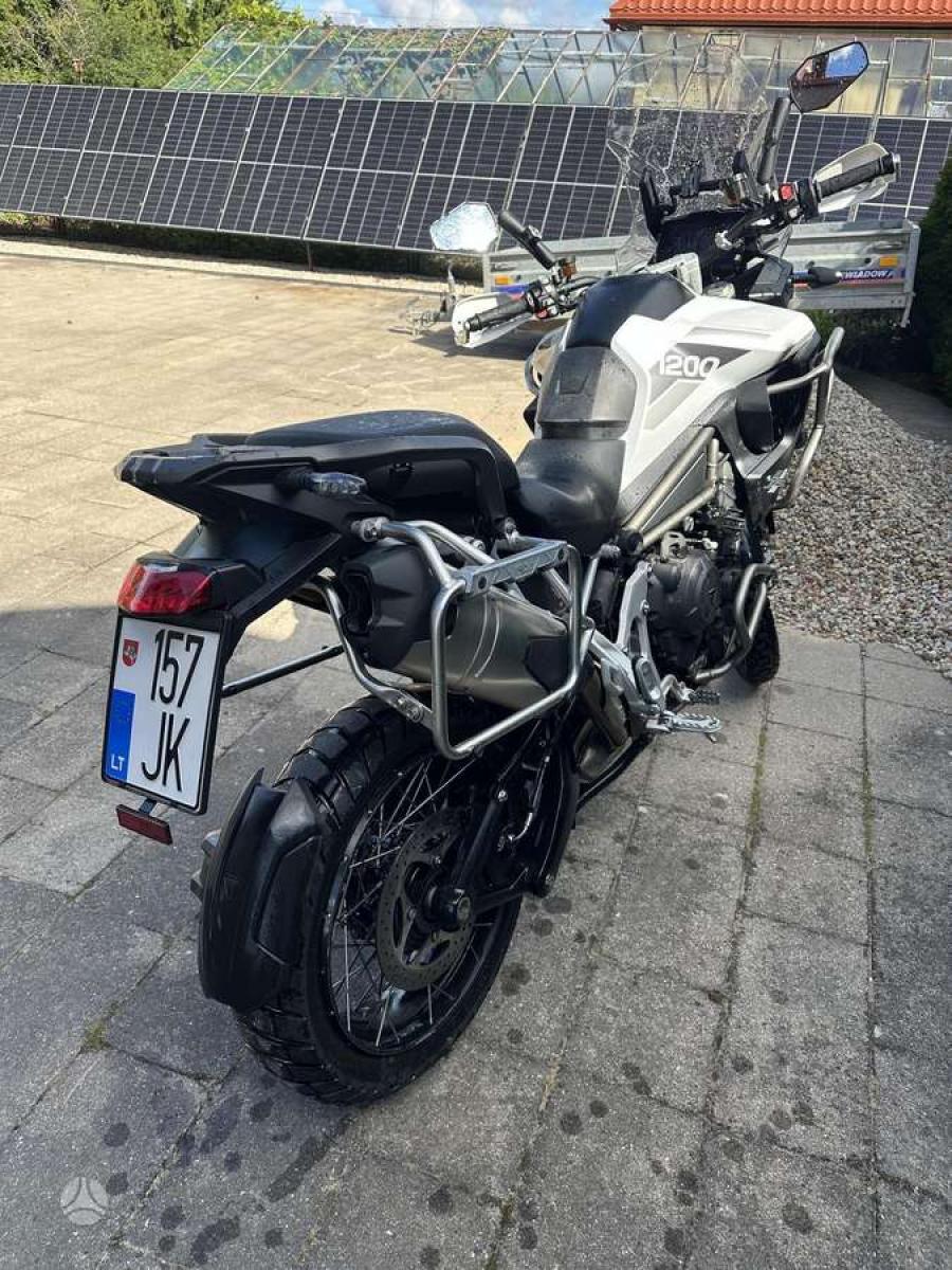 White Triumph Tiger 2023 in Mazeikiai, with an engine capacity of 1.16 L and mileage of 27 thousand km for 11495 €, photo 4 on AUTOMOTO.COM.LV