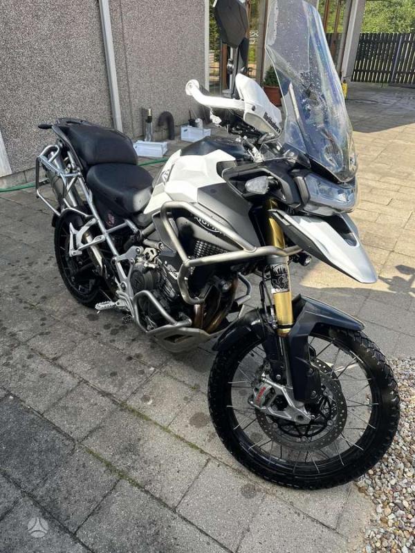 White Triumph Tiger 2023 in Mazeikiai, with an engine capacity of 1.16 L and mileage of 27 thousand km for 11495 €, photo 5 on AUTOMOTO.COM.LV