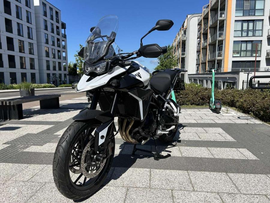 White Triumph Tiger 2025 in Vilnius, with an engine capacity of 0.89 L and mileage of 0 thousand km for 13890 €, photo 5 on AUTOMOTO.COM.LV