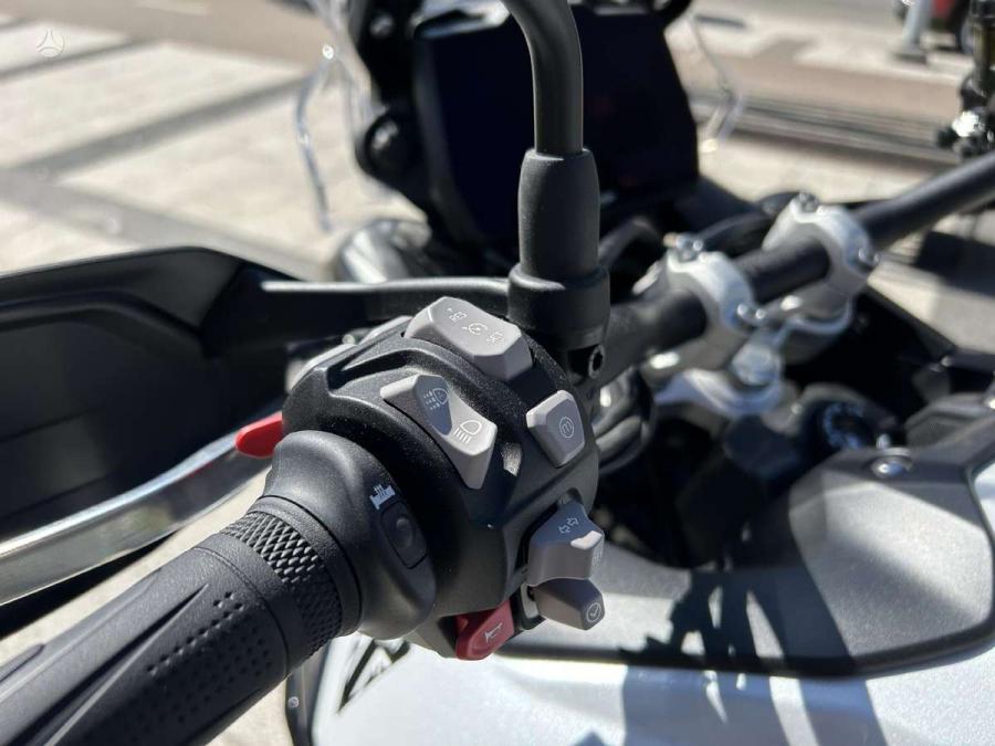 White Triumph Tiger 2025 in Vilnius, with an engine capacity of 0.89 L and mileage of 0 thousand km for 13890 €, photo 13 on AUTOMOTO.COM.LV
