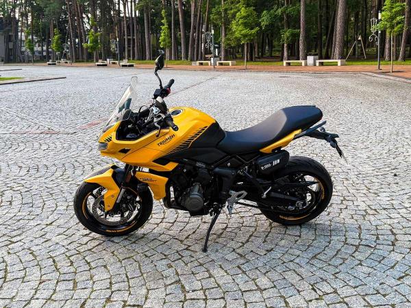 Dzeltens Triumph Tiger 2024 Alīta, ar dzinēja tilpumu 0.66 L un nobraukumu 3 tūkst. km par 6999 €, foto 4 vietnē AUTOMOTO.COM.LV