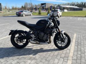 Black Triumph Trident 660 2022 in Tartu, with an engine capacity of 0.66 L and mileage of 5 thousand km for 6990 €, photo 5 on AUTOMOTO.COM.LV