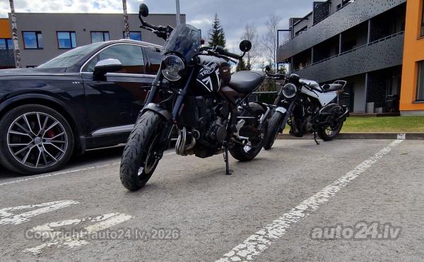 Black Triumph Trident 660 2023 in Tallinn, with an engine capacity of 0.66 L and mileage of 10 thousand km for 6290 €, photo 3 on AUTOMOTO.COM.LV