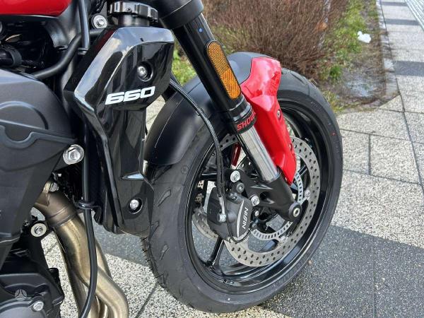 Sarkans Triumph Trident 2026 Viļņa, ar dzinēja tilpumu 0.66 L un nobraukumu 0 tūkst. km par 8890 €, foto 11 vietnē AUTOMOTO.COM.LV