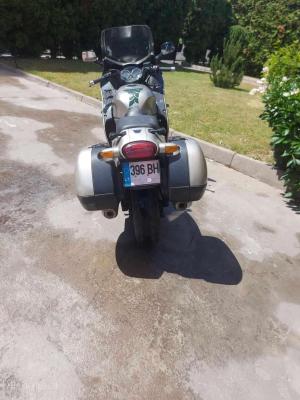 Pelēks Triumph Trophy 1999 Šauļi, ar dzinēja tilpumu 1.29 L un nobraukumu 25 tūkst. km par 1450 €, foto  vietnē AUTOMOTO.COM.LV