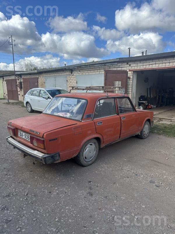 Red VAZ / Lada 2105 1983 in Daugavpils, with an engine capacity of 1.30 L and mileage of 161 thousand km for 900 €, photo 3 on AUTOMOTO.COM.LV