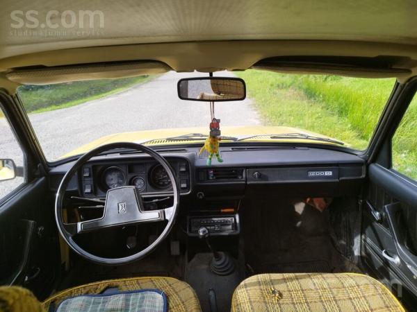 Yellow VAZ / Lada 2105 1980 in Saldus, with an engine capacity of 1.30 L and mileage of 77 thousand km for 5200 €, photo 4 on AUTOMOTO.COM.LV