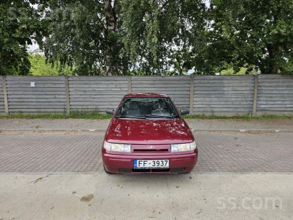 Red VAZ / Lada 2112 2004 in Jelgava, with an engine capacity of 1.50 L and mileage of 46 thousand km for 1550 €, photo 2 on AUTOMOTO.COM.LV