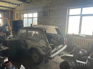 Белый ВАЗ 21213 Niva 1998 в Даугавпилс, объемом двигателя 1.50 л и пробегом 61 тыс. км за 600 €, фото  на AUTOMOTO.COM.LV
