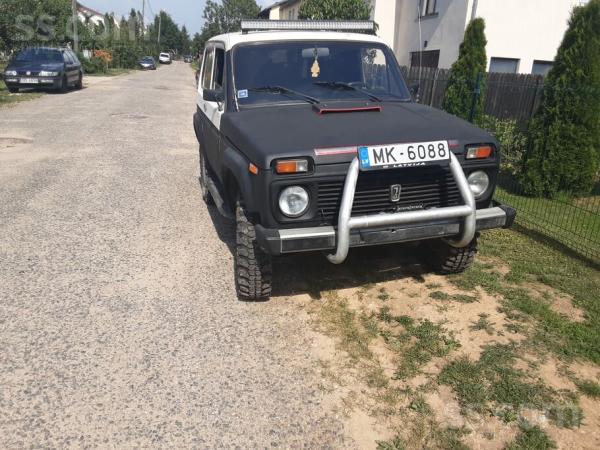 White VAZ / Lada 21213 Niva 1998 in Valmiera, with an engine capacity of 1.60 L and mileage of 115 thousand km for 2200 €, photo 2 on AUTOMOTO.COM.LV
