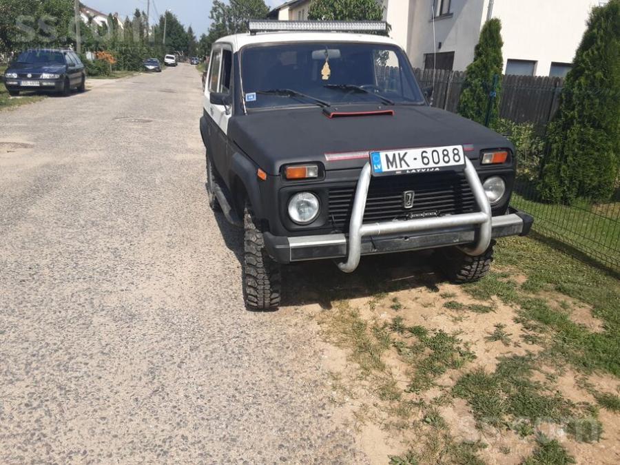 Белый ВАЗ 21213 Niva 1998 в Валмиера, объемом двигателя 1.60 л и пробегом 115 тыс. км за 2200 €, фото 3 на AUTOMOTO.COM.LV