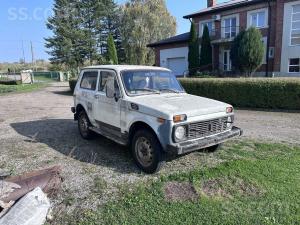 Белый ВАЗ 21213 Niva 1998 в Екабпилс, объемом двигателя 1.70 л и пробегом 180 тыс. км за 1000 €, фото  на AUTOMOTO.COM.LV