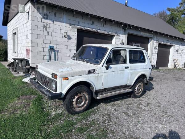 ВАЗ 21213 Niva 1998 в Екабпилс на AUTOMOTO.COM.LV Белый ВАЗ 21213 Niva 1998 в Екабпилс, объемом двигателя 1.70 л и пробегом 180 тыс. км за 1000 €, фото 4 на AUTOMOTO.COM.LV