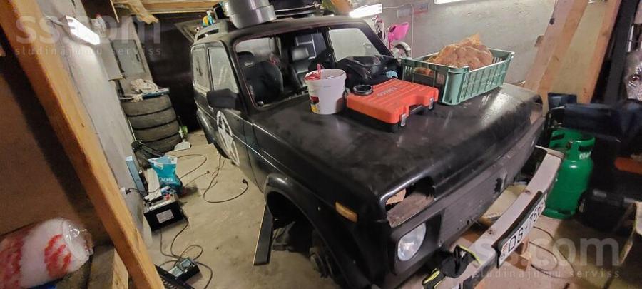 Melns VAZ / Lada 21214-/-4x4 1999 Liepāja, ar dzinēja tilpumu 1.70 L un nobraukumu 98 tūkst. km par 1500 €, foto 1 vietnē AUTOMOTO.COM.LV