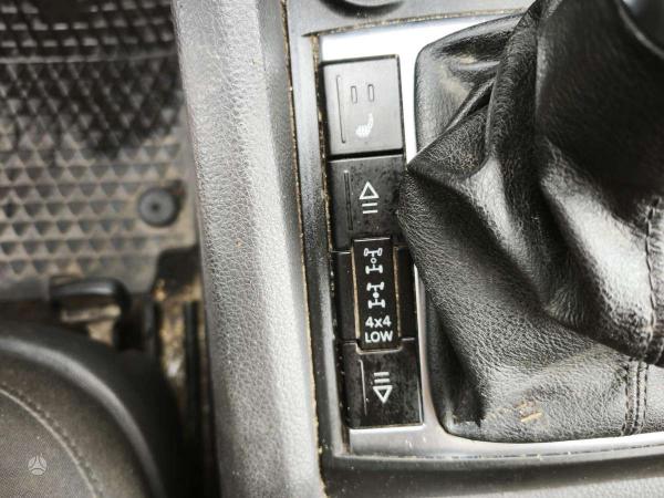 Black Volkswagen Amarok 2011 in Kaunas, with an engine capacity of 2.00 L and mileage of 455 thousand km for 5999 €, photo 3 on AUTOMOTO.COM.LV