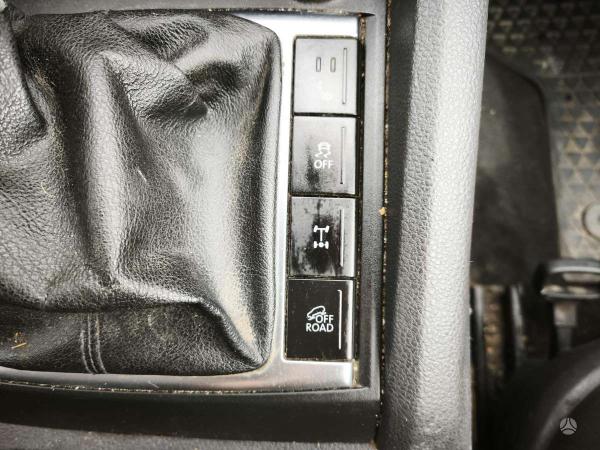 Black Volkswagen Amarok 2011 in Kaunas, with an engine capacity of 2.00 L and mileage of 455 thousand km for 5999 €, photo 4 on AUTOMOTO.COM.LV