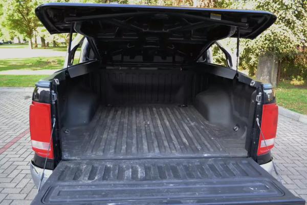 Black Volkswagen Amarok 2013 in Jelgava, with an engine capacity of 2.00 L and mileage of 278 thousand km for 16500 €, photo 9 on AUTOMOTO.COM.LV