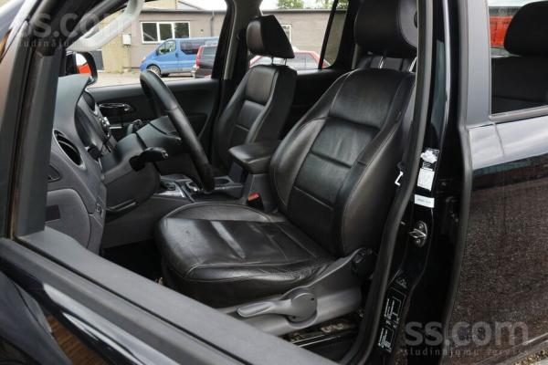 Black Volkswagen Amarok 2013 in Cesis, with an engine capacity of 2.00 L and mileage of 402 thousand km for 12000 €, photo 10 on AUTOMOTO.COM.LV