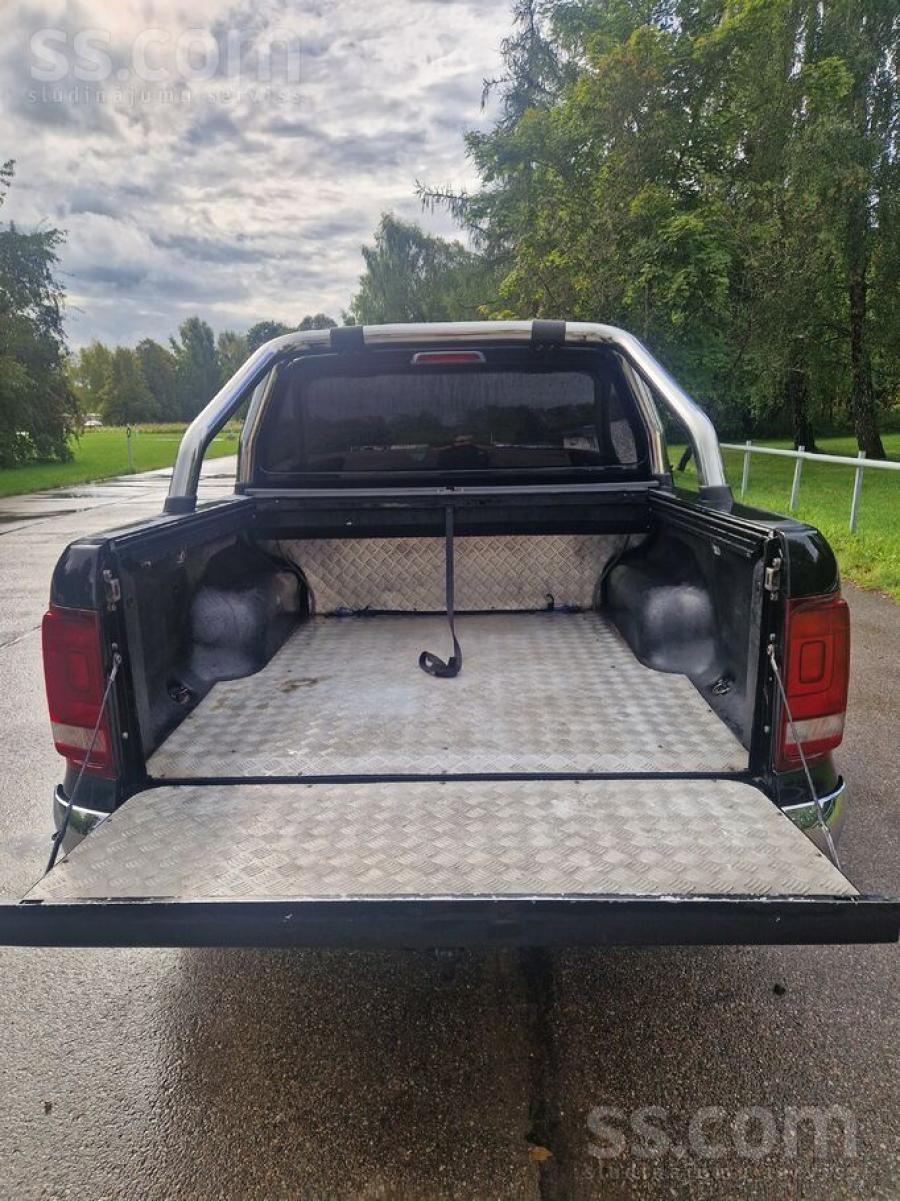 Black Volkswagen Amarok 2015 in Kuldiga, with an engine capacity of 2.00 L and mileage of 256 thousand km for 16800 €, photo 5 on AUTOMOTO.COM.LV