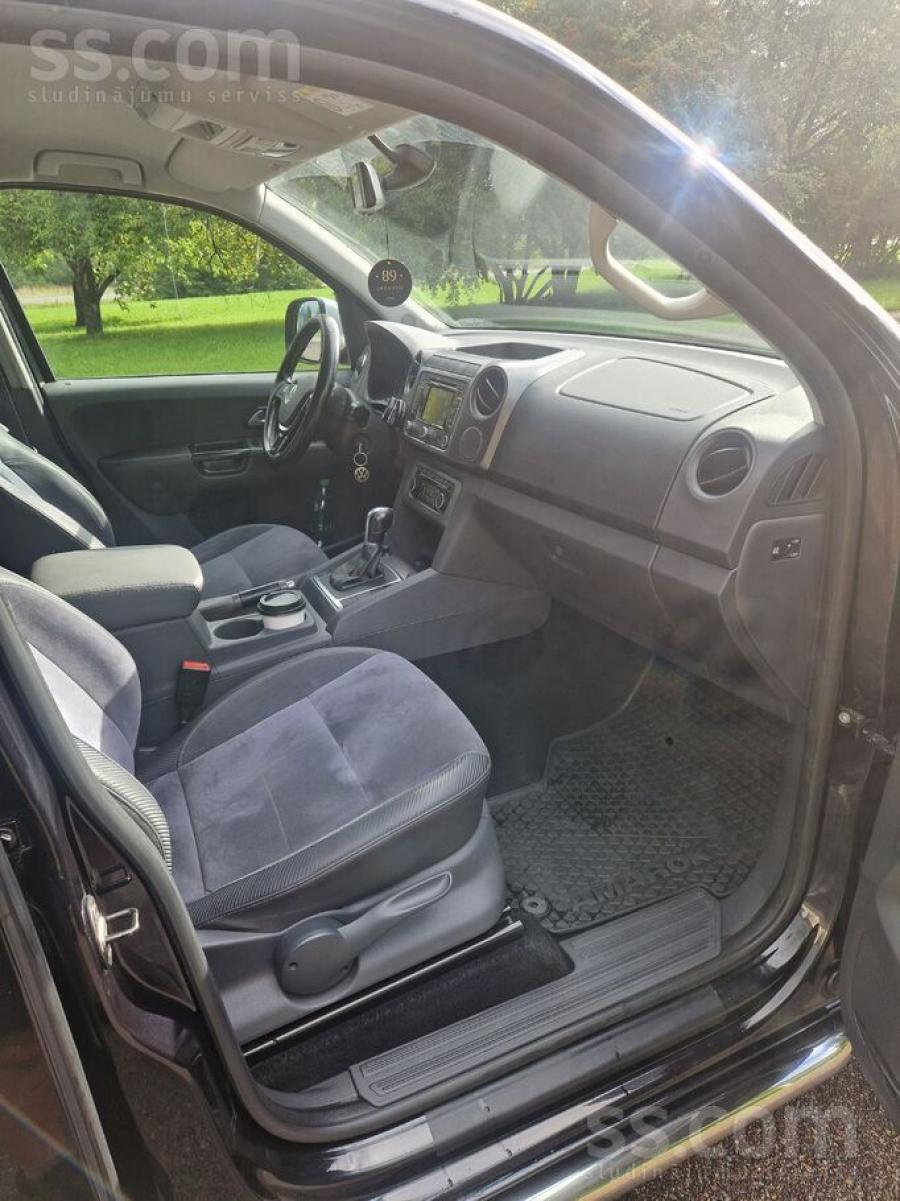 Black Volkswagen Amarok 2015 in Kuldiga, with an engine capacity of 2.00 L and mileage of 256 thousand km for 16800 €, photo 9 on AUTOMOTO.COM.LV