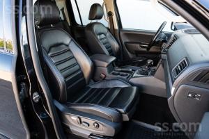 Black Volkswagen Amarok 2016 in Riga, with an engine capacity of 3.00 L and mileage of 273 thousand km for 19550 €, photo 7 on AUTOMOTO.COM.LV