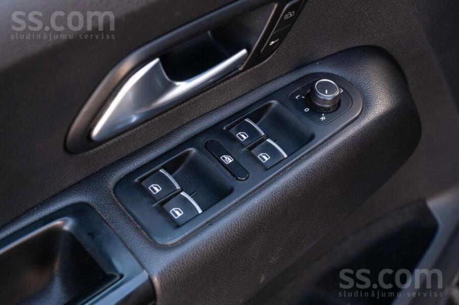 Black Volkswagen Amarok 2016 in Riga, with an engine capacity of 3.00 L and mileage of 273 thousand km for 19550 €, photo 10 on AUTOMOTO.COM.LV