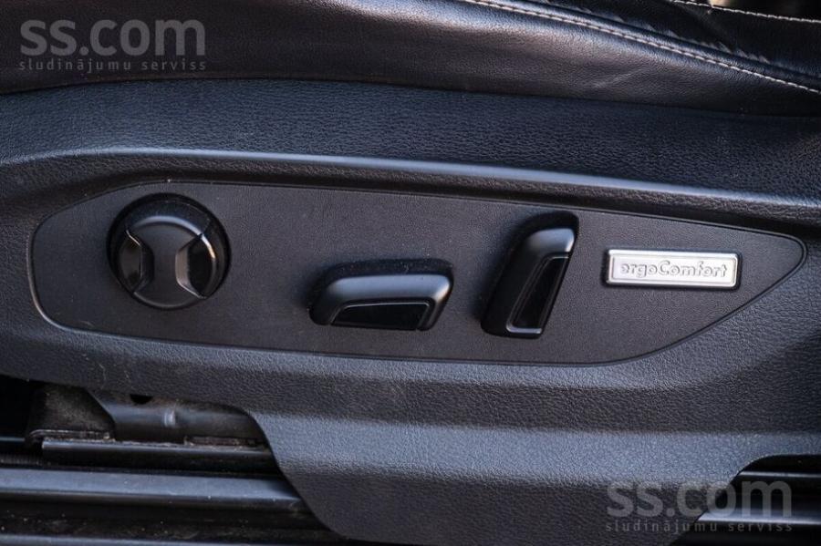 Black Volkswagen Amarok 2016 in Riga, with an engine capacity of 3.00 L and mileage of 273 thousand km for 19550 €, photo 11 on AUTOMOTO.COM.LV