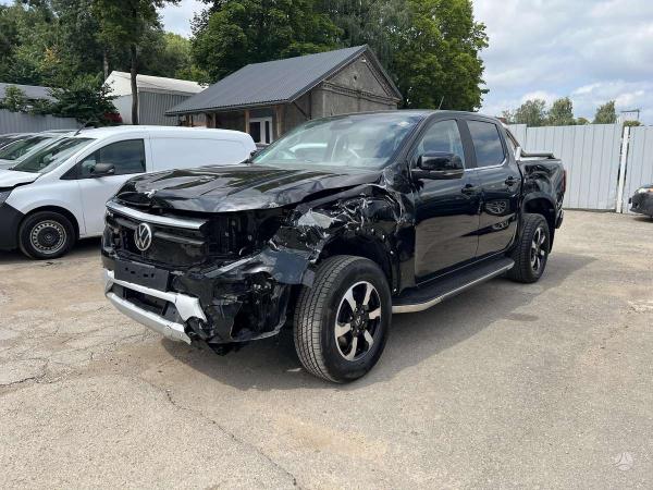 Black Volkswagen Amarok 2024 in Kaunas, with an engine capacity of 2.99 L and mileage of 76 thousand km for 19900 €, photo 2 on AUTOMOTO.COM.LV