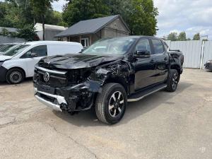 Black Volkswagen Amarok 2024 in Kaunas, with an engine capacity of 2.99 L and mileage of 76 thousand km for 19900 €, photo 3 on AUTOMOTO.COM.LV