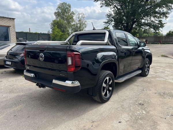 Black Volkswagen Amarok 2024 in Kaunas, with an engine capacity of 2.99 L and mileage of 76 thousand km for 19900 €, photo 3 on AUTOMOTO.COM.LV