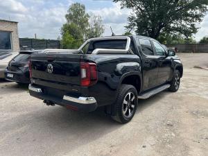 Black Volkswagen Amarok 2024 in Kaunas, with an engine capacity of 2.99 L and mileage of 76 thousand km for 19900 €, photo 4 on AUTOMOTO.COM.LV