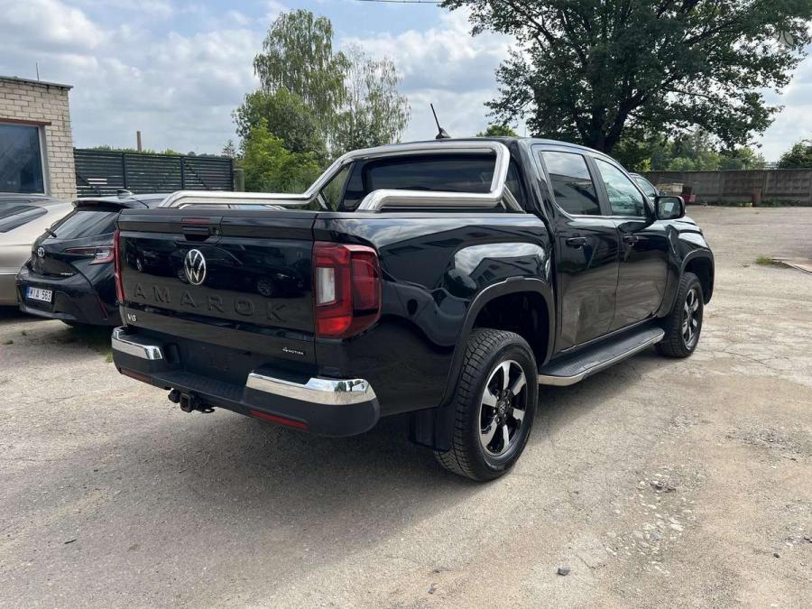 Black Volkswagen Amarok 2024 in Kaunas, with an engine capacity of 2.99 L and mileage of 76 thousand km for 19900 €, photo 4 on AUTOMOTO.COM.LV