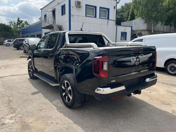 Black Volkswagen Amarok 2024 in Kaunas, with an engine capacity of 2.99 L and mileage of 76 thousand km for 19900 €, photo 4 on AUTOMOTO.COM.LV