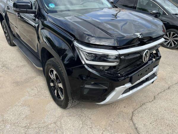 Black Volkswagen Amarok 2024 in Kaunas, with an engine capacity of 2.99 L and mileage of 76 thousand km for 19900 €, photo 5 on AUTOMOTO.COM.LV