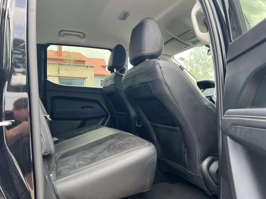 Black Volkswagen Amarok 2024 in Kaunas, with an engine capacity of 2.99 L and mileage of 76 thousand km for 19900 €, photo 19 on AUTOMOTO.COM.LV