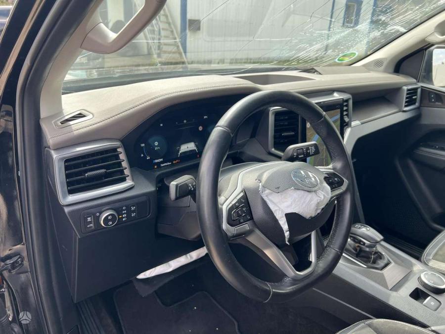Black Volkswagen Amarok 2024 in Kaunas, with an engine capacity of 2.99 L and mileage of 76 thousand km for 19900 €, photo 21 on AUTOMOTO.COM.LV