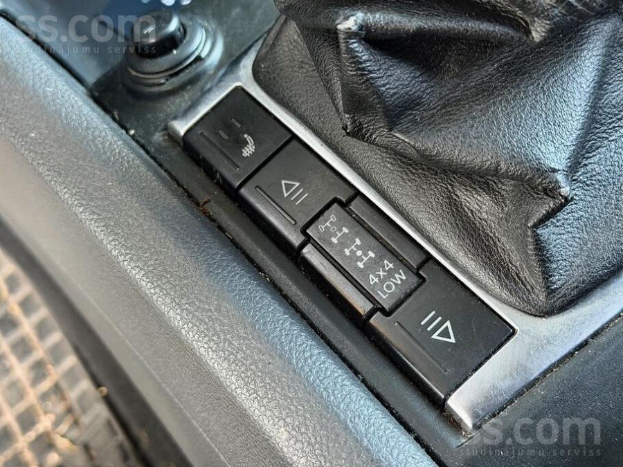 Black Volkswagen Amarok 2011 in Jurmala, with an engine capacity of 2.00 L and mileage of 425 thousand km for 8500 €, photo 8 on AUTOMOTO.COM.LV