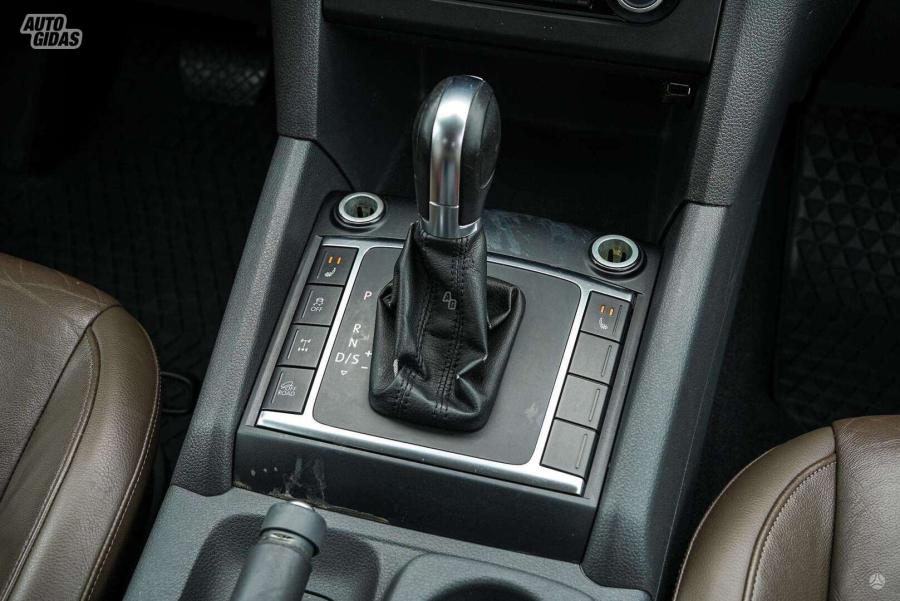 Black Volkswagen Amarok 2012 in Marijampole, with an engine capacity of 2.00 L and mileage of 270 thousand km for 10950 €, photo 19 on AUTOMOTO.COM.LV