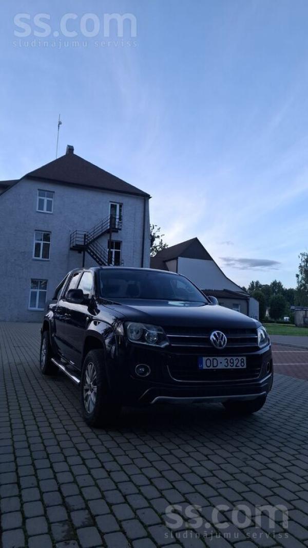 Black Volkswagen Amarok 2012 in Aizkraukle, with an engine capacity of 2.00 L and mileage of 232 thousand km for 10600 €, photo 1 on AUTOMOTO.COM.LV