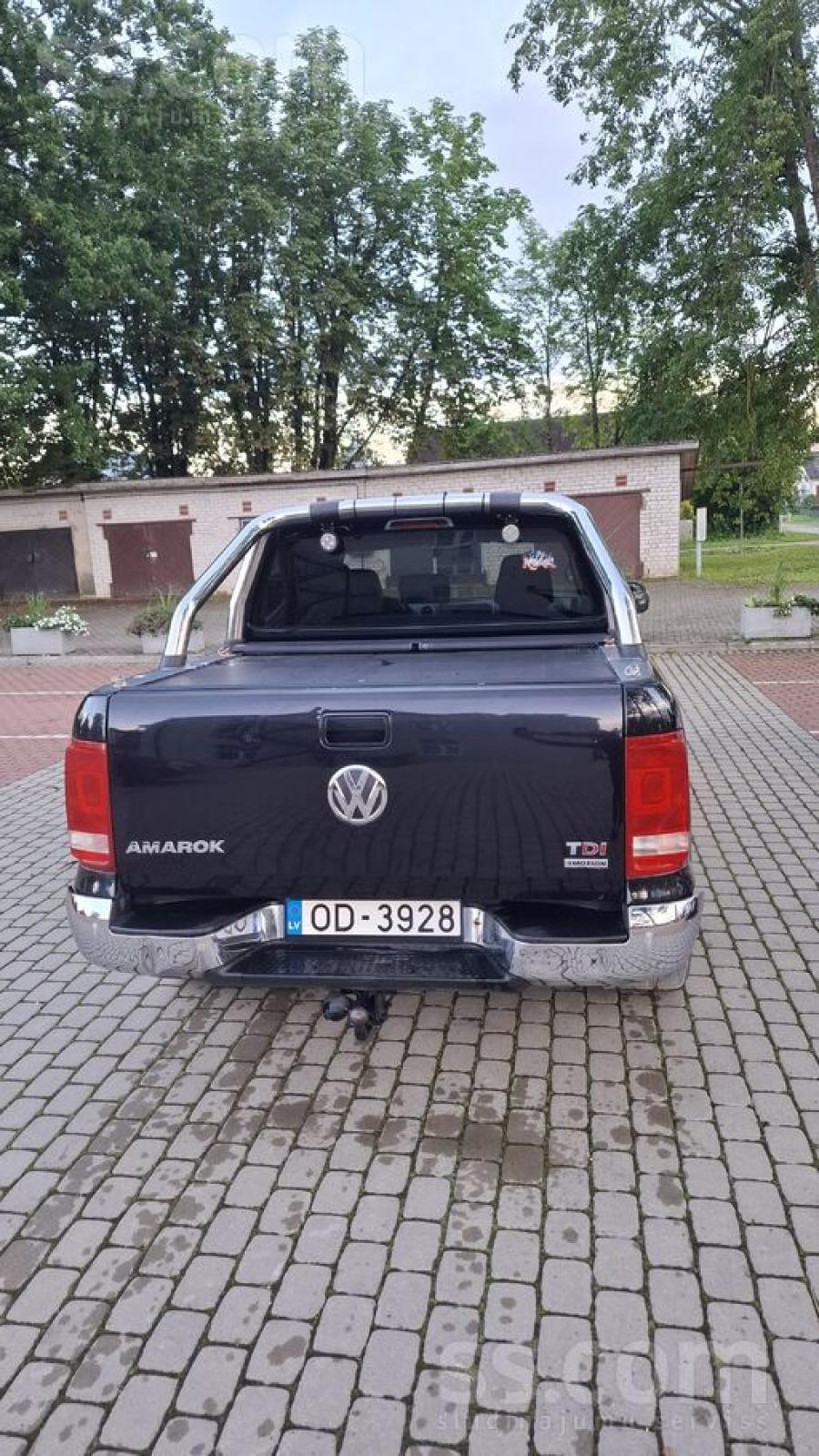 Black Volkswagen Amarok 2012 in Aizkraukle, with an engine capacity of 2.00 L and mileage of 232 thousand km for 10600 €, photo 4 on AUTOMOTO.COM.LV