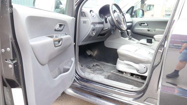 Black Volkswagen Amarok 2014 in Siauliai, with an engine capacity of 1.97 L and mileage of 285 thousand km for 10200 €, photo 9 on AUTOMOTO.COM.LV