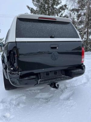 Black Volkswagen Amarok 2015 in Kaunas, with an engine capacity of 1.97 L and mileage of 143 thousand km for 8950 €, photo 3 on AUTOMOTO.COM.LV