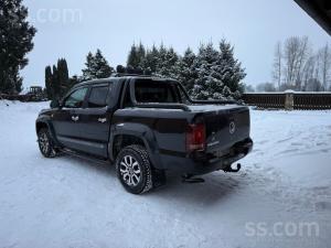 Black Volkswagen Amarok 2016 in Riga, with an engine capacity of 2.00 L and mileage of 279 thousand km for 16900 €, photo 4 on AUTOMOTO.COM.LV