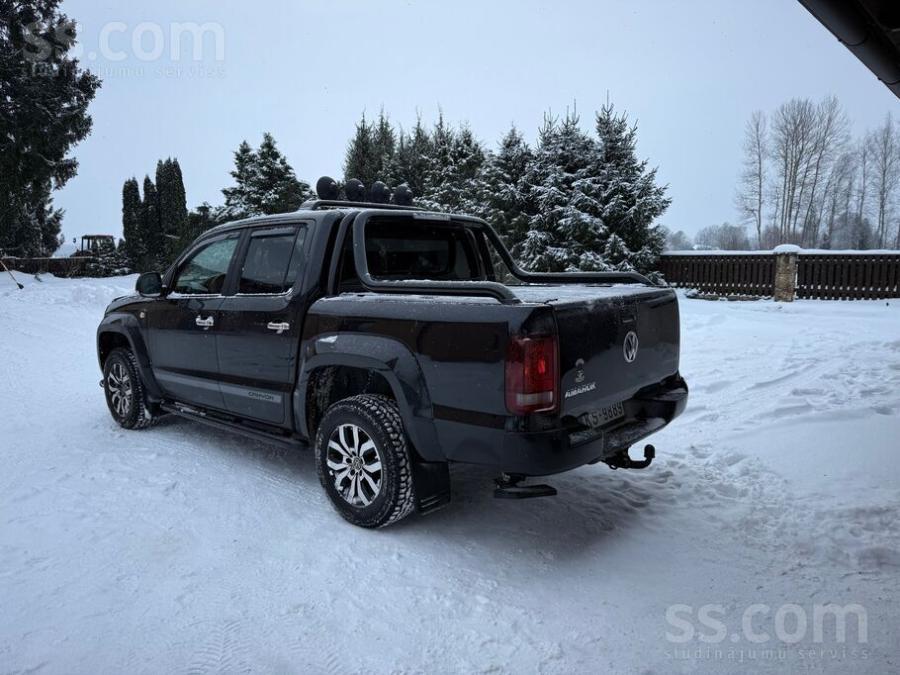 Black Volkswagen Amarok 2016 in Riga, with an engine capacity of 2.00 L and mileage of 279 thousand km for 16900 €, photo 4 on AUTOMOTO.COM.LV
