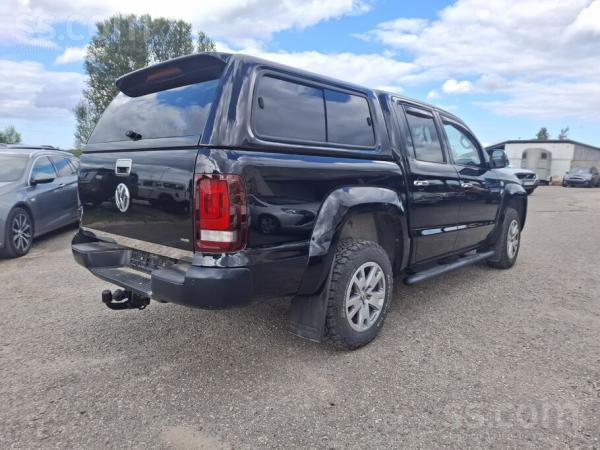 Black Volkswagen Amarok 2016 in Talsi, with an engine capacity of 2.00 L and mileage of 236 thousand km for 16800 €, photo 5 on AUTOMOTO.COM.LV