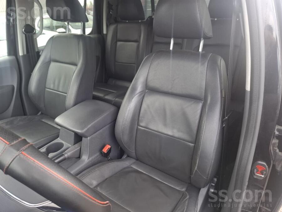 Black Volkswagen Amarok 2016 in Talsi, with an engine capacity of 2.00 L and mileage of 236 thousand km for 16800 €, photo 9 on AUTOMOTO.COM.LV
